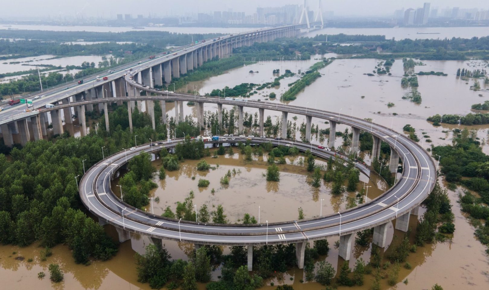 Zhengzhou : 12 morts et des milliers évacués dans les inondations en ...